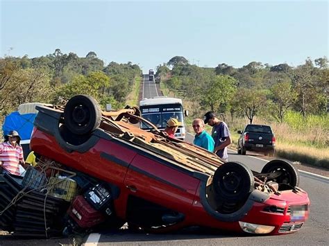 Pneu estoura motorista perde controle de direção e caminhonete capota