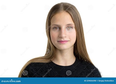 Retrato De Una Hermosa Adolescente Con El Pelo Largo Foto De Archivo