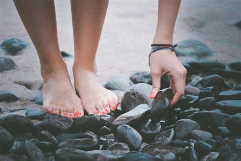 Cómo eliminar las durezas de los pies Koken Kosmetics