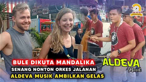 BULE BULE DIKUTA MANDALIKA SENANG SEKALI NONTON ORKES JALANAN LOMBOK