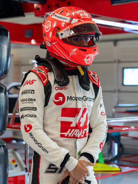 Fittipaldi Guia Haas Em Teste Dos Pneus Da Pirelli Em Silverstone