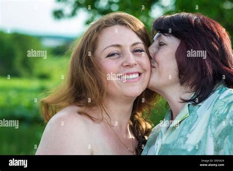 Mamma Bacia A Sua Figlia Immagini E Fotografie Stock Ad Alta