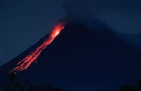 Gunung Merapi Luncurkan 35 Kali Guguran Lava Pijar Sepanjang Kamis