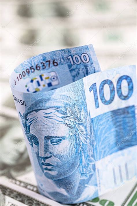 Detalle De Un Billete De Cien Reales De Brasil Atrapado Entre Billetes
