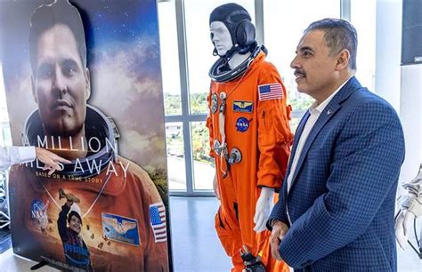 El Astronauta Mexicano Jos Hern Ndez Se Conmueve Viendo Su Vida En Una