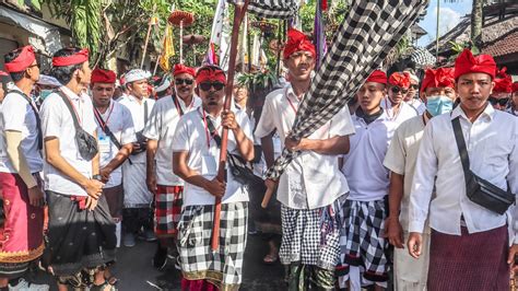 Video Lengkap Ida Bethara Dari Desa Adat Bugbug Lunga Ke Desa Adat