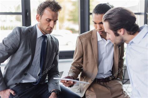 Hombres De Negocios Multi Tnicos Mirando Tableta Digital Durante La