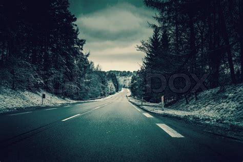 Mørk vej i en skov Stock foto Colourbox