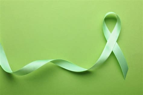 Cinta verde del día mundial de la salud mental en la vista superior de