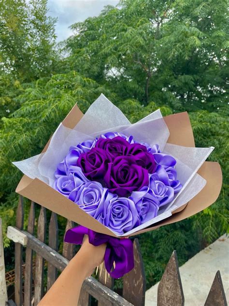 Flores de listón lila en 2023 Ramo de cintas Flores de liston Ramos