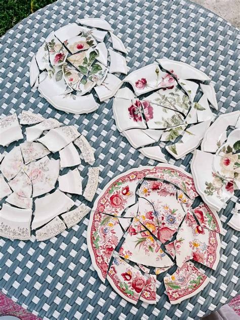 DIY Mosaic Table Top With Broken Dishes Mosaic Art Diy Mosaic Diy