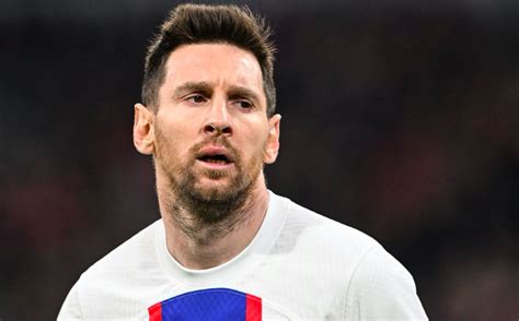 Phản ứng khó tin của Messi khi PSG đề nghị gia hạn