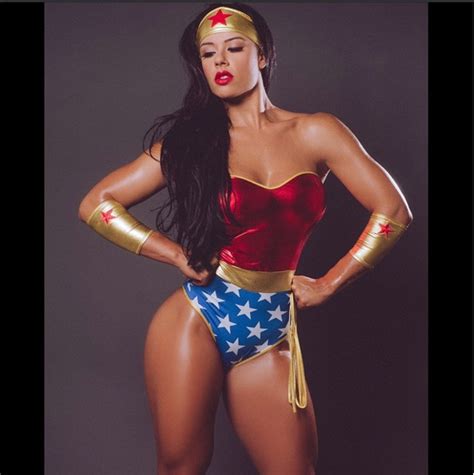 Sue Lasmar Posa De Mulher Maravilha E Exalta Bumbum De Fio Dental