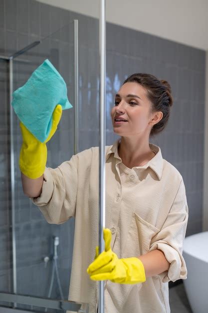 Mujer Joven Limpiando La Cabina De La Ducha En Casa Y Luciendo Ocupada