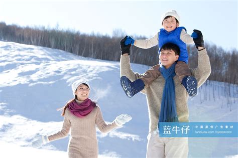 一家三口在雪地嬉戏 蓝牛仔影像 中国原创广告影像素材