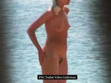 Rubia caliente muestra su coño peludo desnudo en la playa porno en la