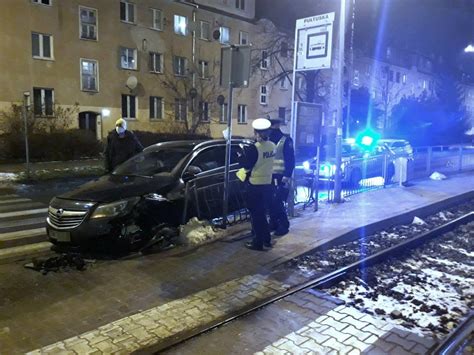 Wypadek na Ślężnej Po zderzeniu opel uderzył w bariery przystanku