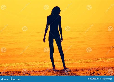 Silhouette D Une Jeune Fille Maigre Marchant Le Long De La Plage Image