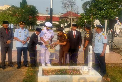 Menyambut HUT TNI Hasan Ziarah Dan Tabur Bunga Di Makam Pahlawan