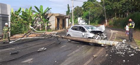 Carro bate em poste e deixa três feridos em Cajazeiras Metro 1