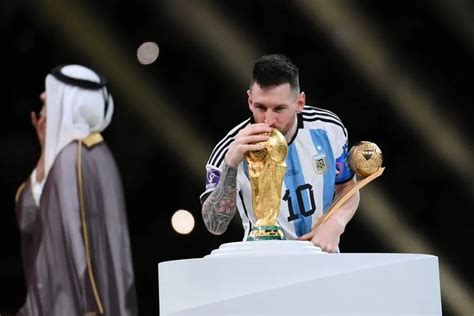 El Beso M S Esperado Finalmente Messi Toc La Copa Del Mundo