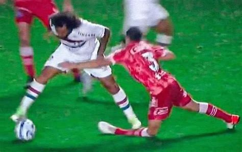 Vô tình làm đối thủ gãy gập chân Marcelo khóc nức nở