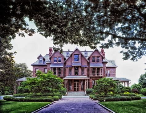 Landmark Outside Hedge Nature Front Or Back Yard Historical