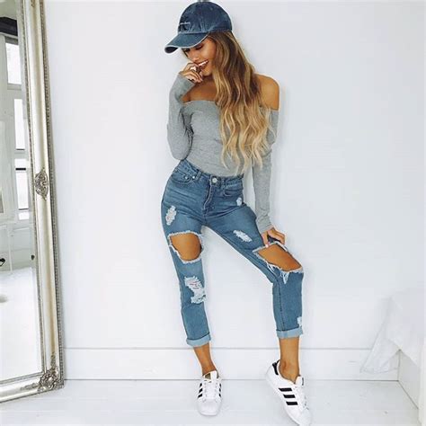 Total 84 Imagen Outfits Con Pantalones Rotos Y Tenis Viaterra Mx