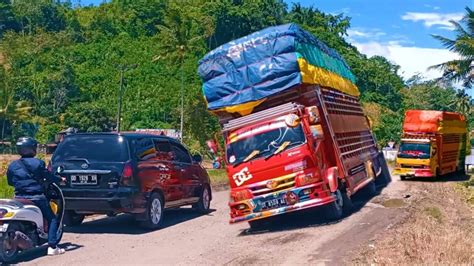 Parah Jalan Berlubang Bikin Truk Oleng Hampir Terbalik Youtube