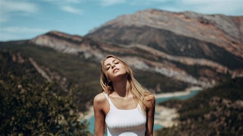 Fondos de pantalla cara luz de sol Árboles montañas Mujeres al