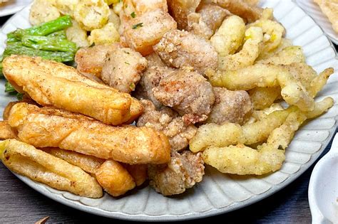 徐家鹹酥雞台中鹹酥雞推薦必點少見蛋餅皮手工黑輪片限定版龍珠刷醬豆包與三角骨也是內行人最愛 柚香魚子醬的蹦蹦跳跳