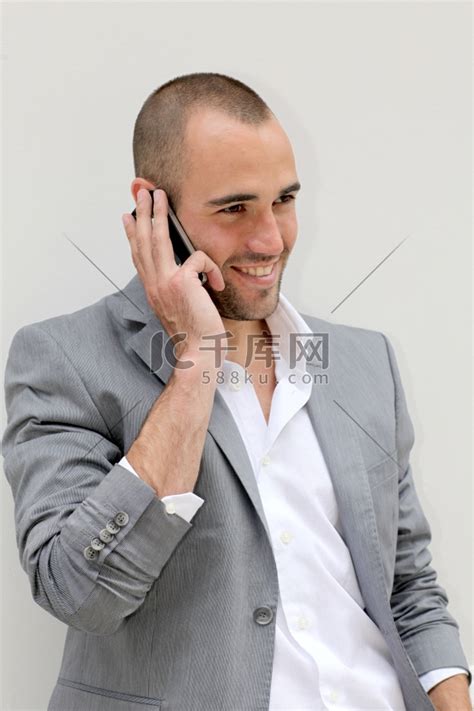 英俊的推销员正在打电话高清摄影大图 千库网
