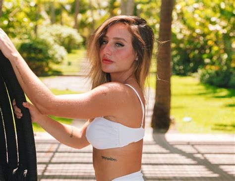 Bruna Griphao Esbanja Beleza Beachwear All White Celebridades Vogue
