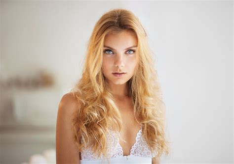 壁纸 妇女 Evgenia Evseeva 肖像 Maxim Maximov 金发女郎 长发 蓝眼睛 看着观众 白色文胸