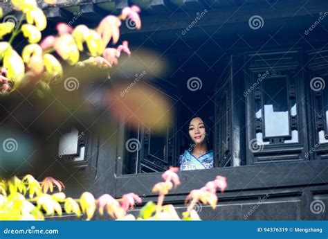 Porträt Des Asiatischen Chinesischen Mädchens Im Trachtenkleid Tragen Blaue Und Weiße