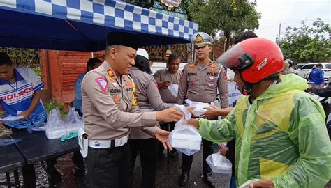 Peduli Sesama Polres Cirebon Kota Bagi Bagi Takjil Dan Nasi Kotak