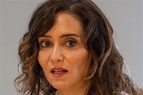 Isabel Díaz Ayuso enamorada su novio está divorciado y tiene tres hijos