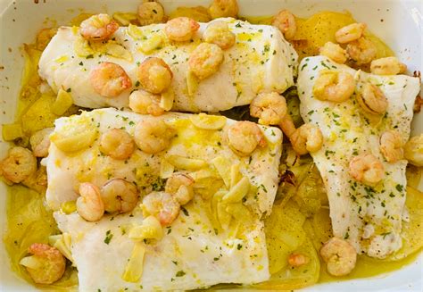 Merluza Al Horno Con Gambas Y Pimientos Del Piquillo Rellenos