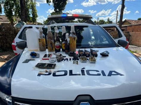 Título Polícia prende homem e apreende adolescente por armas e