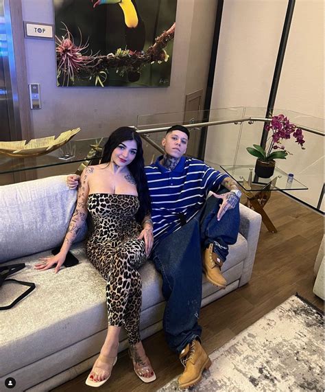 Karely Ruiz Y Santa Fe Klan Se Dan Tremendo Beso Y La Acusan De