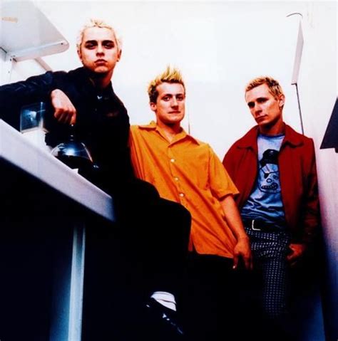 Fotos de la biografía via Facebook on We Heart It Green day Green