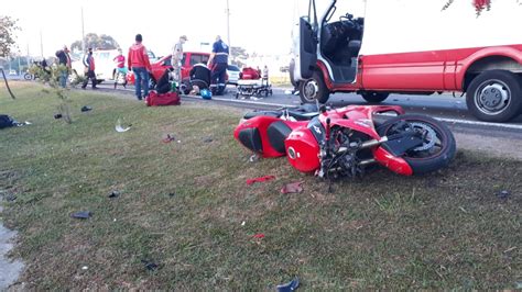 Motociclistas ficam feridos em acidente grave e Avenida das Torres é