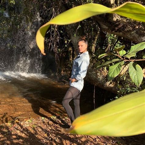 Isis Valverde Curte Dia No Meio Do Mato E Faz Foto Em Cachoeira