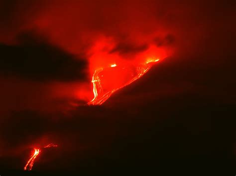 Le 5 Cose Da Sapere Sull Eruzione Dell Etna Due Colate Di Lava E
