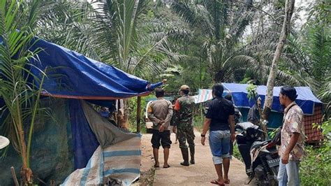 Warga Desa Sungai Ayak 1 Dirikan Tenda Pengungsian Darurat