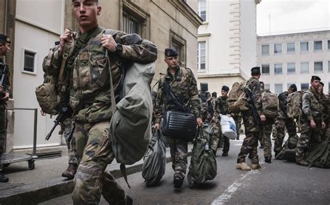 Castres Lautomobiliste Fonce Sur Des Militaires Pour Rigoler Le