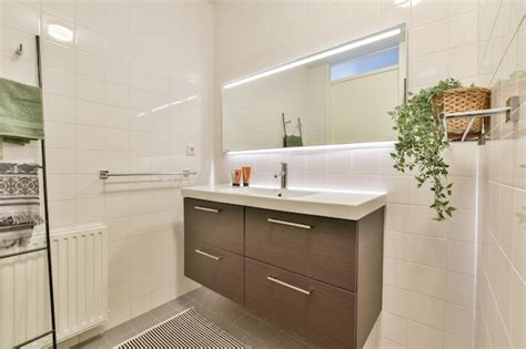 Interior del cuarto de baño moderno con bañera y espejo Foto Premium