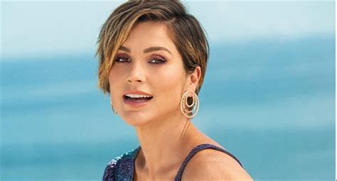 Aos 45 anos Flávia Alessandra exibe boa forma ao posar de biquíni