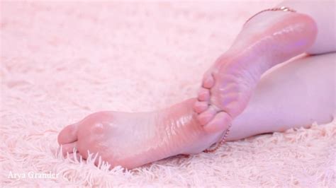 Hot Lekkere Roze Olievoeten 4k Voet Fetisj Video Grootte 10 Voet Op Blote Voeten