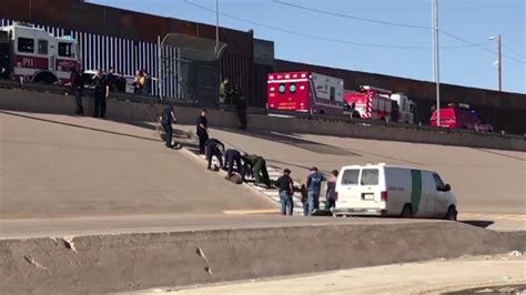 JrzTv Un migrante queda atorado en una alcantarilla a orilla del río